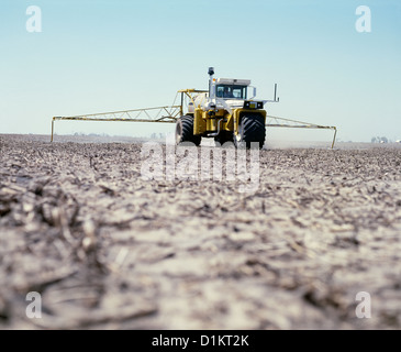 FLOATER SPRAYER SPRAYING HERBICIDE / ILLINOIS Stock Photo - Alamy
