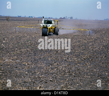 FLOATER SPRAYER SPRAYING HERBICIDE / ILLINOIS Stock Photo - Alamy