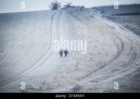 WALKERS ON DUNSTABLE DOWNS BEDFORDSHIRE IN THE SNOW AND COLD WEATHER ...