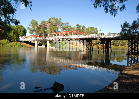 A bridge over the Murray River in Echuca, Victoria, Australia Stock ...