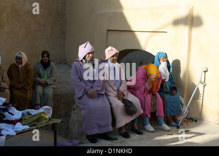 Ladies in traditional dress in Fez, Morocco Stock Photo - Alamy