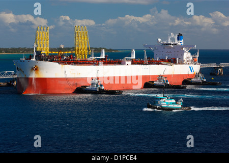 Tanker loading oil. Freeport - Bahamas Stock Photo - Alamy