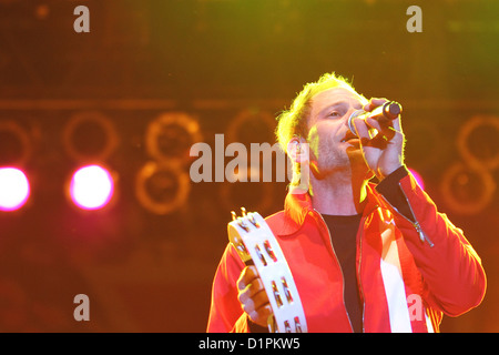 Gin Blossoms lead singer Robin Wilson and Jesse Valenzuela perform ...