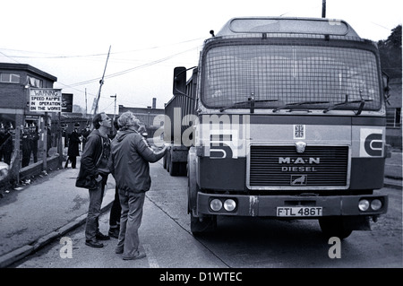 Coal Miners Strike 1984 pickets face a line of police as scabs enter ...
