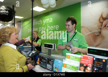 Shop assistant at checkout in ASDA store, Tottenham, north London Stock ...