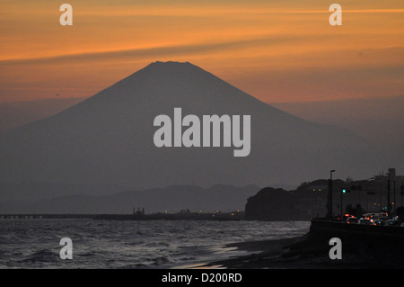 Kamakura (Kanagawa, Japan): sunset with the Mount Fuji on the ...