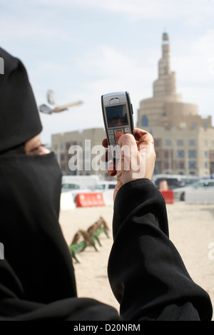 Qatar, Doha, islamic woman with mobile Stock Photo - Alamy