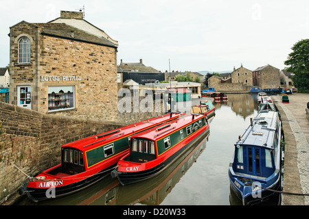 LEEDS LIVERPOOL CANAL BARGES SKIPTON SUMMER NORTH YORKSHIRE Stock Photo ...