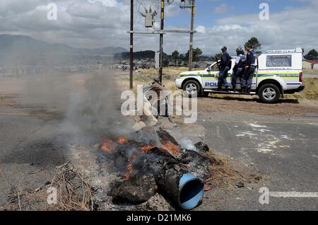 GRABOUW, SOUTH AFRICA: Striking farm workers set fire in protest at ...