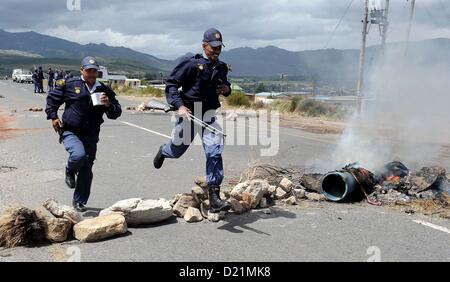 GRABOUW, SOUTH AFRICA: Striking farm workers set fire in protest at ...