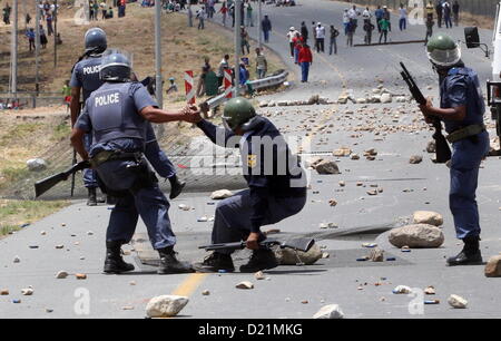 GRABOUW, SOUTH AFRICA: Police hold off striking farm workers as they ...