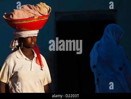 Harari Woman With Bowl On Head, Harar, Ethiopia Stock Photo - Alamy