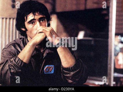 LE PRIX DU DANGER, Gerard Lanvin (in custody), Michel Piccoli (right ...