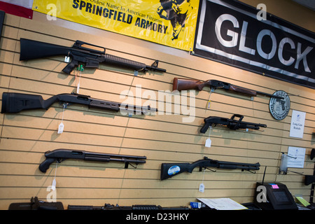 Shotguns and Assault rifles on display at a gun store Stock Photo - Alamy