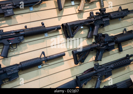 Shotguns and Assault rifles on display at a gun store Stock Photo - Alamy