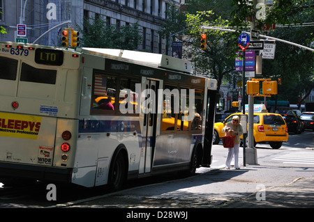 Bus stop on Fifth Avenue, New York City, USA Stock Photo - Alamy