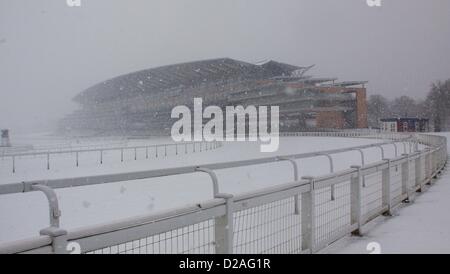 Ascot, UK. 18th Jan 2013 : Snow falling over Ascot Racecourse. Racing ...