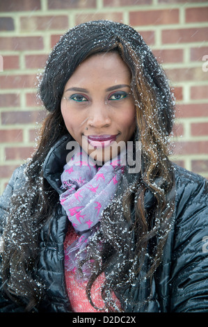 Nigerian Ebo African woman in snowing winter day Stock Photo - Alamy