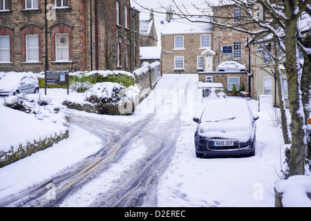 Cars stranded in snowy winter conditions Stock Photo - Alamy