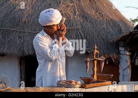 INDIA RAJASTHAN Opium ceremony in a Bishnoi village near Jodhour Stock ...