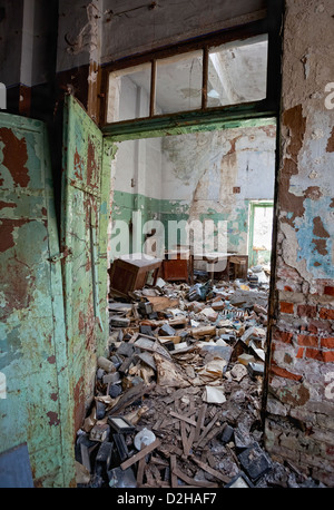 abandon abandoned office building interior empty Stock Photo - Alamy