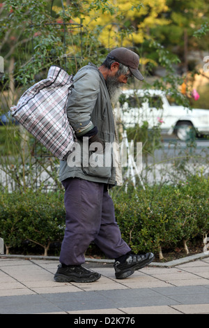 Tokyo, Japan, symbol Photo poverty, a man is sleeping on a park bench ...