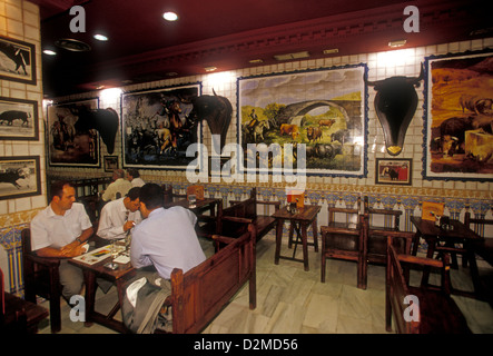 Spaniards, Spanish people, friends, eating, outdoor dining, Spanish ...