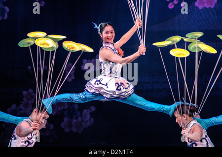 Chinese acrobats balancing plates Stock Photo - Alamy