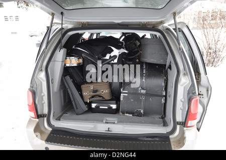 Musicians packing equipment into vehicle Stock Photo - Alamy