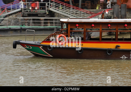 Bum boat cruise on the Singapore River Stock Photo - Alamy