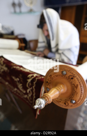 Reading the Torah in a synagogue Stock Photo - Alamy