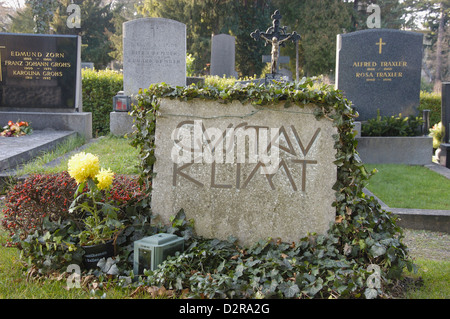 Gustav Klimt grave at the cemetery Hietzing Stock Photo - Alamy