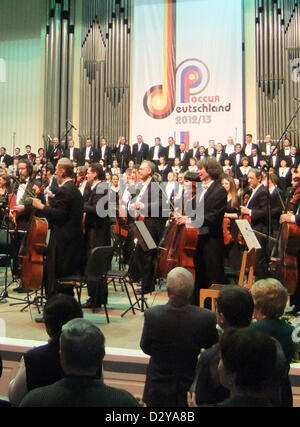People in a standing ovation at a concert Stock Photo - Alamy