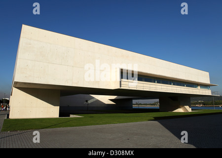 Municipal Library in Viana do Castelo by Alvaro Siza Vieira, Portugal ...