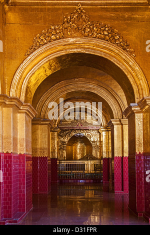 Myanmar monastery gold Stock Photo - Alamy
