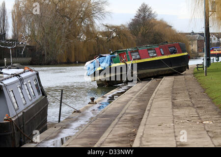Canal boat, River Nene, Water newton lock, Cambridgeshire Stock Photo ...