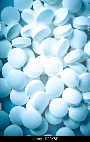 Pattern of white pills and tablets on a pink background Stock Photo - Alamy