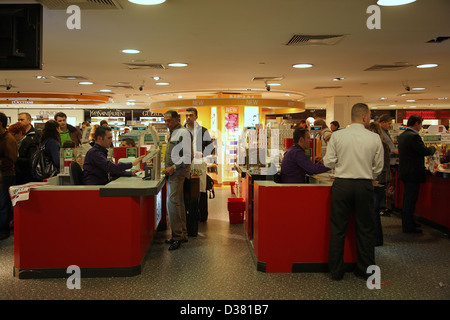 Duty free shop in Ataturk airport, Istanbul, Turkey Stock Photo - Alamy