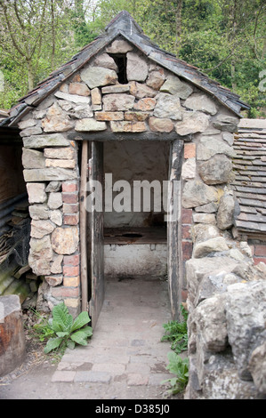 Old outside toilet privvy loo bog end of yard Stock Photo - Alamy