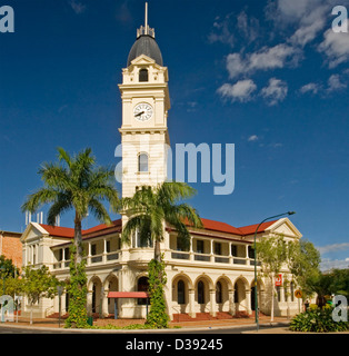 The Bundaberg Post Office and clock tower, along with the Cenotaph ...