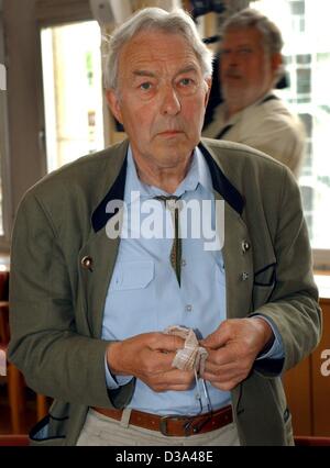 (dpa) - Neo Nazi Manfred Roeder reads in his documents in the regional ...