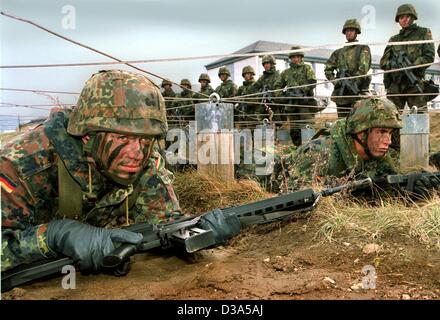 (dpa files) - Soldiers of the East German Nationale Volksarmee ...