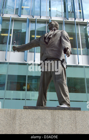 Statue on Sumner Street in London, England Stock Photo - Alamy