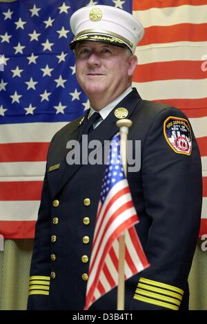 (dpa) - Peter Hayden (R), Deputy Chief of the Fire Department New York ...