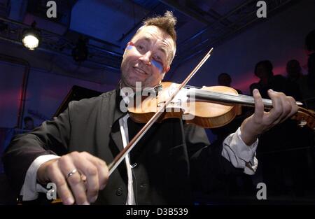 British violin player Nigel Kennedy poses with the Blue Note Quintett ...