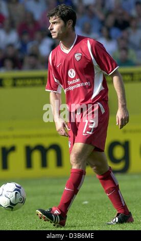 (dpa) - Kaiserslautern midfielder Ciriaco Sforza (2nd from L) tries to ...