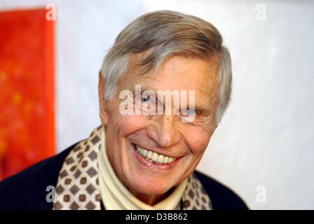(dpa) - US actor and artist Gordon Mitchell poses in front of one of ...