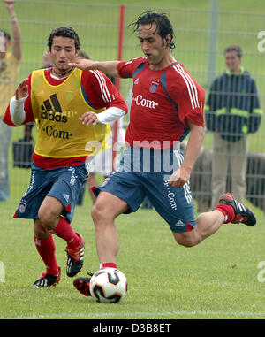 (dpa) - Iranian Newcomer Ali Karimi (R) wears the Bayern Munich shirt ...
