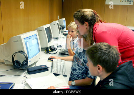 (dpa) - Students work with computers during applied computer science ...