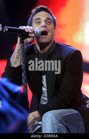 ROBBIE WILLIAMS - UK singer in 1996 Stock Photo - Alamy